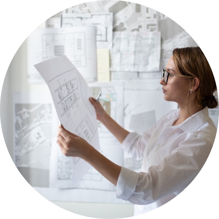 architecte-qui-regarde-un-plan